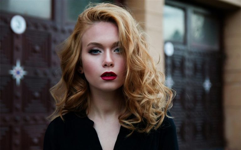 177 Timeless Words to Describe a Beautiful Woman's Charm